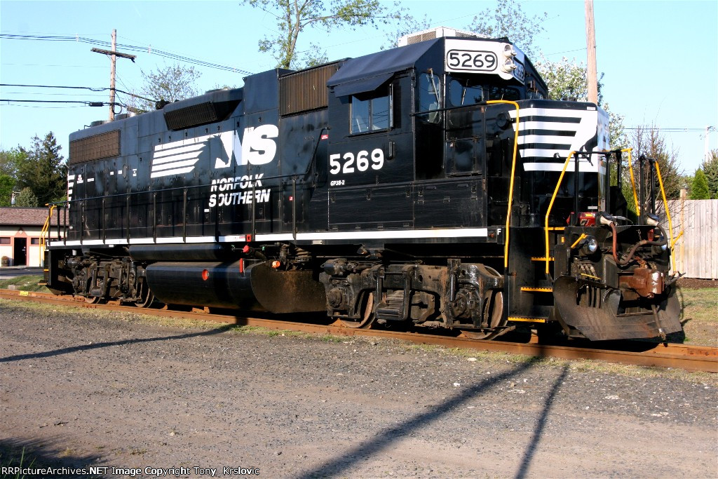 NS 5269 Former Penn Central 8058 on the!Former CNJ Southern Division